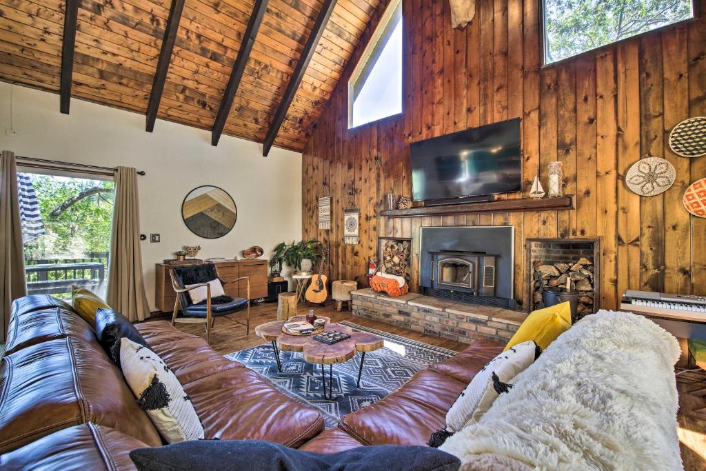 Contemporary Cabin Hiking, Mountain Biking, Skiing, Lake Arrowhead की ...