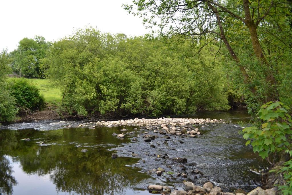 Riverbank Cottages, Scarriff (updated prices 2025)