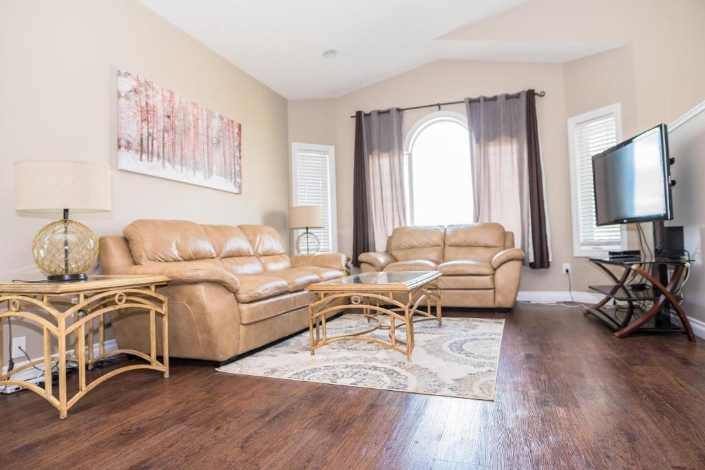 Upper Suite Duplex - 3 Beds / 2 Baths By Restaurants, Costco, Best Buy & G P Airport - Grande Prairie