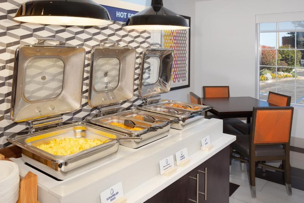 Holiday Inn Express Monterey - Cannery Row by IHG, Monterey (updated ...