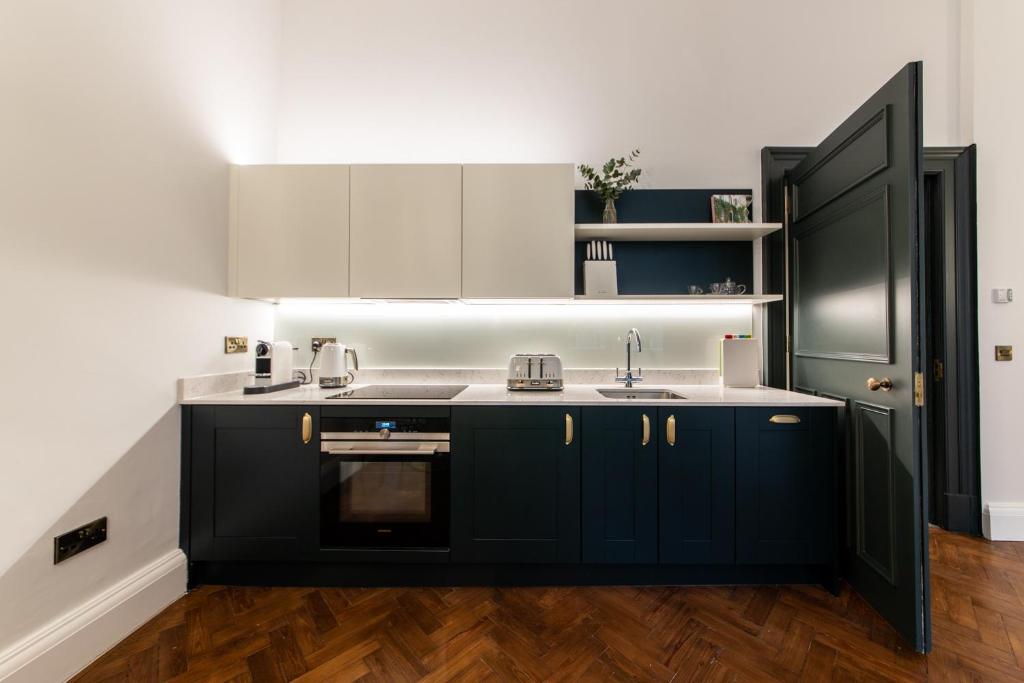 Linton Collection - 28 North Bridge, Edinburgh (updated prices 2025)