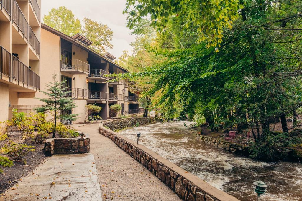 Brookside Lodge - Gatlinburg - On the River, Gatlinburg (updated prices ...