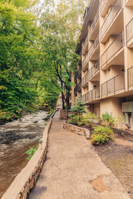 Brookside Lodge - Gatlinburg - On the River, Gatlinburg (updated prices ...