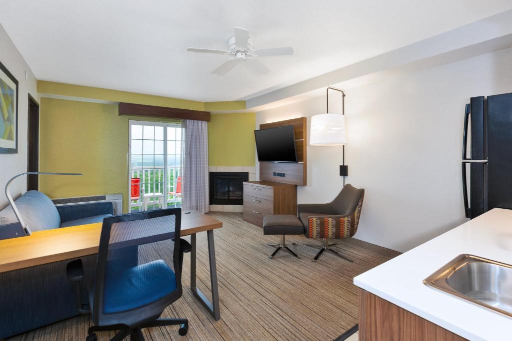 Holiday Inn Express Hotel & Suites Petoskey by IHG, Petoskey (updated ...