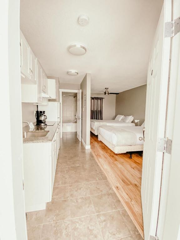 Hinton Highway Inn, Hinton (updated prices 2025)