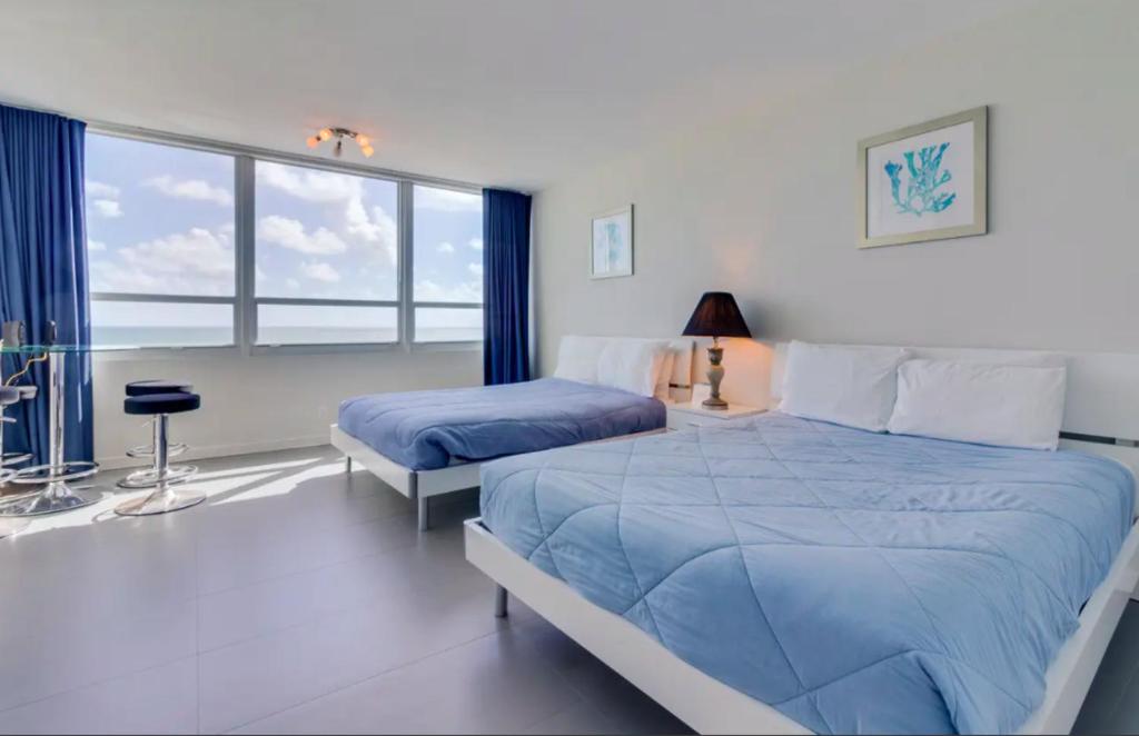 Oceanview studio on beach with pool, gym, bars, and FREE Parking, Miami ...