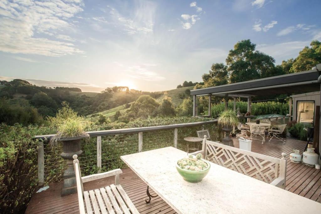 BUNJIL RETREAT - in the hills overlooking the sea, Apolo Bėjus ...