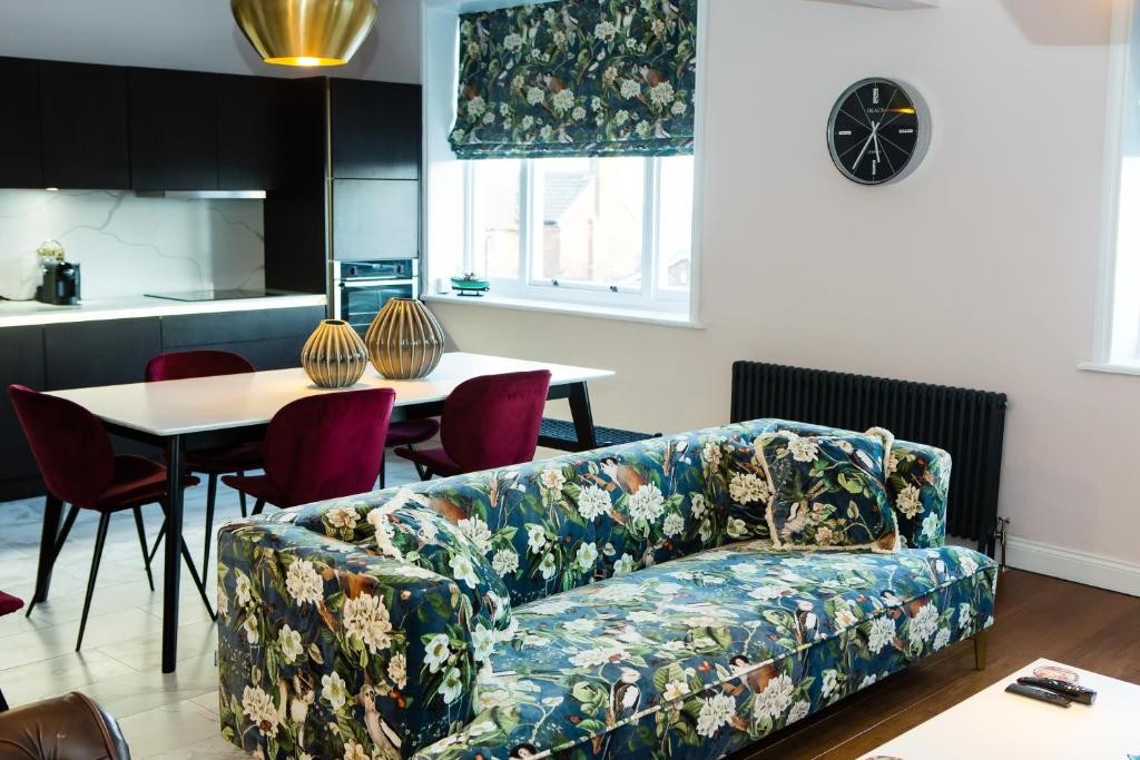 The Captains Residence at Rounton Villa - Sea Views - Parking, Robin ...