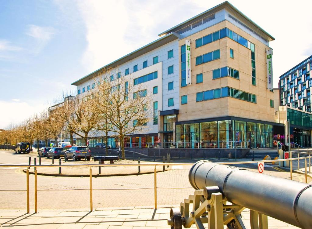 Holiday Inn Express Leeds City Centre - Armouries, an IHG Hotel, Leeds ...
