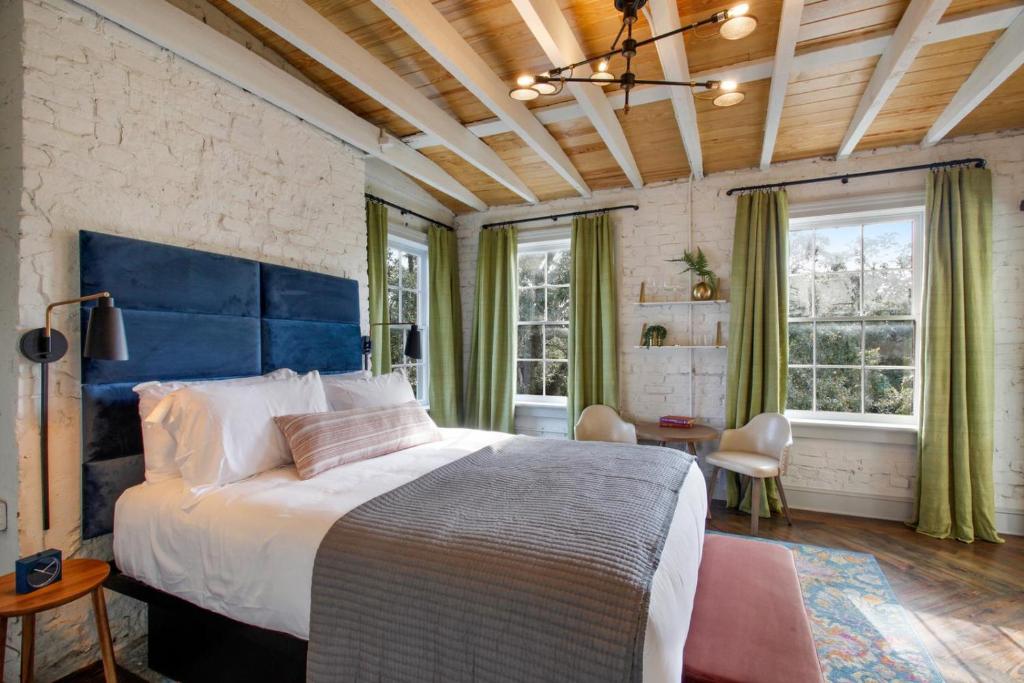 King Penthouse Suite Room 401 - Savannah, GA