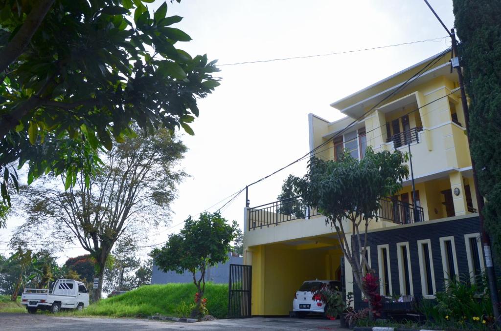 Rumah Kuning Bandung, Bandung (updated prices 2025)