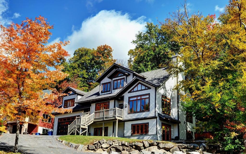 Chalets Alpins - 7 Chemin des Montagnards, Stoneham (updated prices 2025)