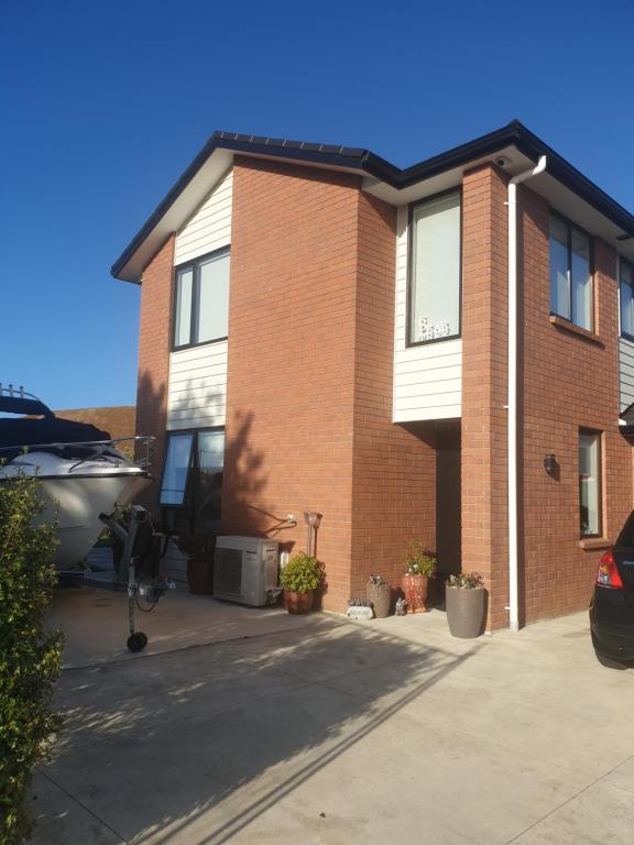 Bed n breakfast on pear tree lane, Hamilton (updated prices 2025)