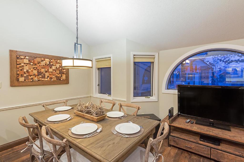 Lulu 6p Liftside Condo Walk To Town & Gondola 2 Bed + Loft, 2 Bath, Sleeps 6 - Telluride