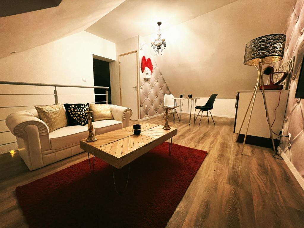 Redroom Loveroom Chambre Spa privative Insolite Thème 50 nuances de grey in Douchy-les-Mines ...