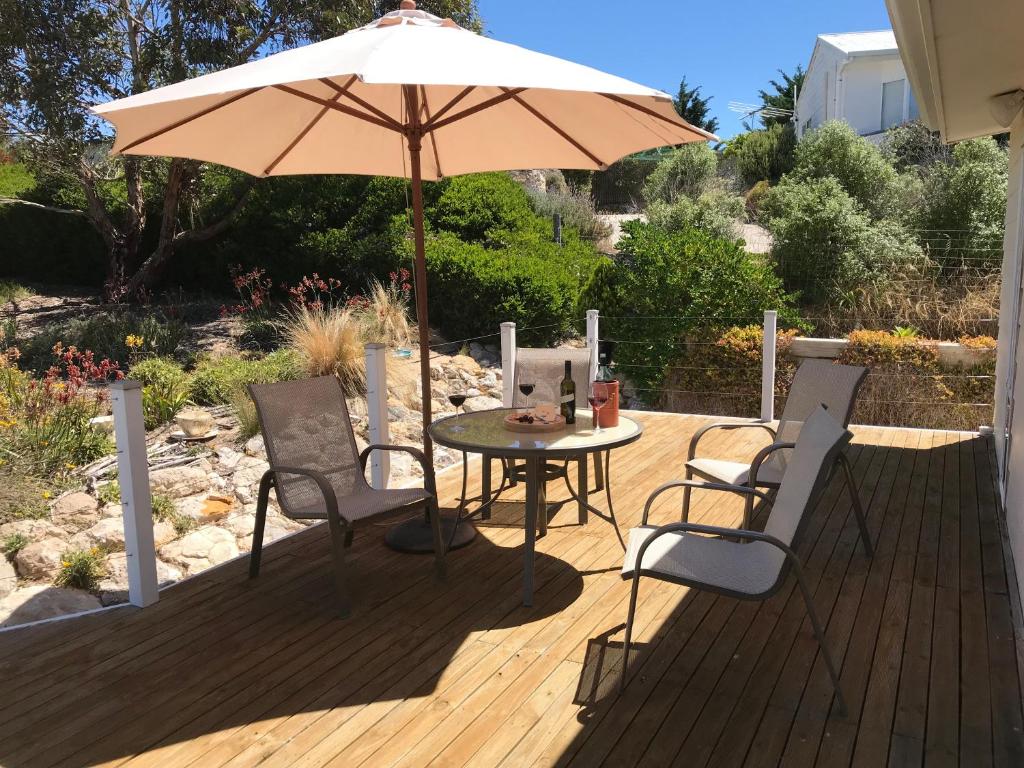 Kangaroo Pause Holiday home at Clayton Bay, Clayton Bay – Updated 2023 ...