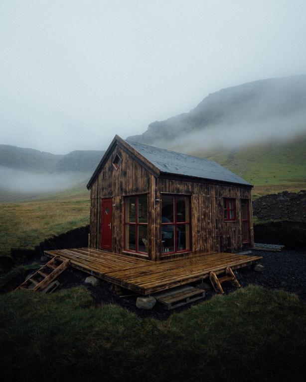 Turf Cottage By Breathtaking Múlafossur Waterfall - Faroe Islands