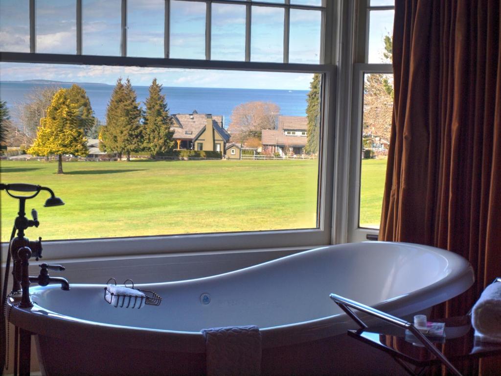 Crown Mansion Boutique Hotel & Villas, Qualicum Beach (updated prices 2025)