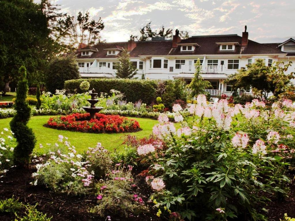 Crown Mansion Boutique Hotel & Villas, Qualicum Beach (updated prices 2025)