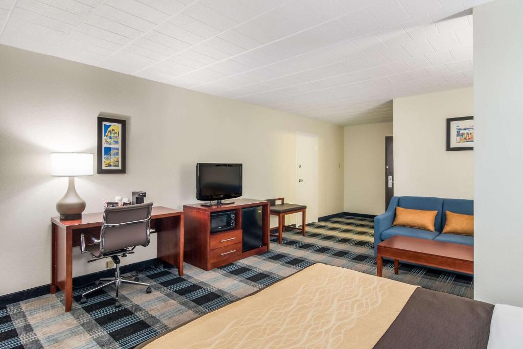 Comfort Inn & Suites - Pittsburgh North, Montrose Hill (updated prices ...