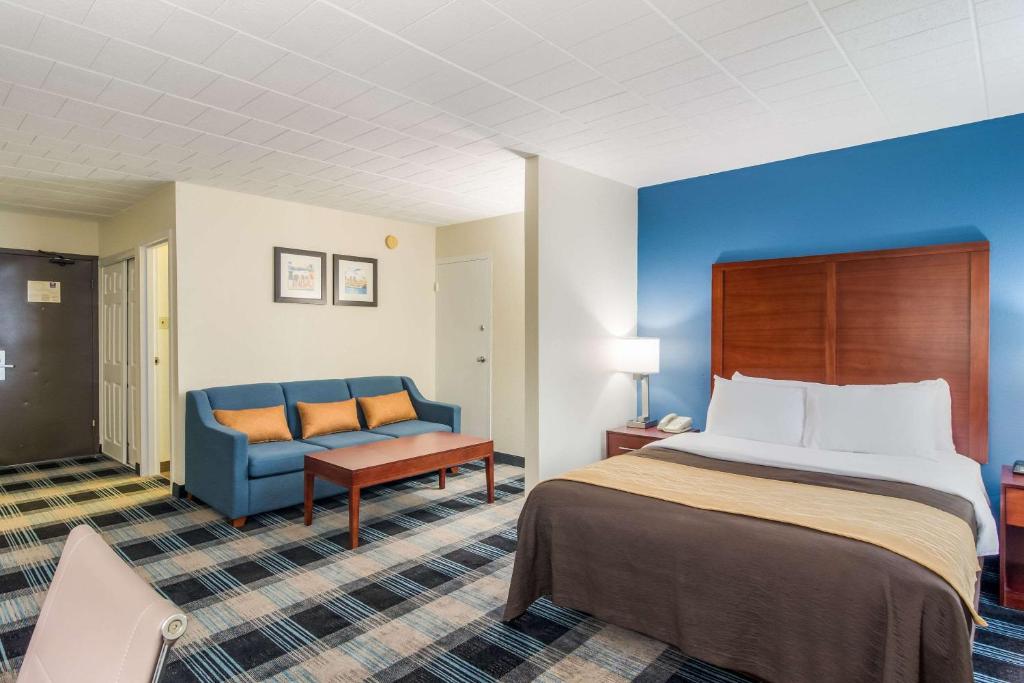 Comfort Inn & Suites - Pittsburgh North, Montrose Hill (updated prices ...