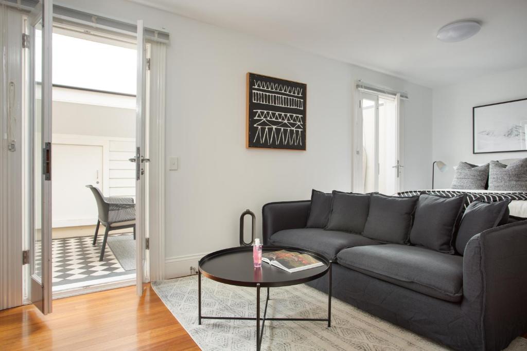 Stunning Studio With Alfresco Terrace Near Trains - Carlton