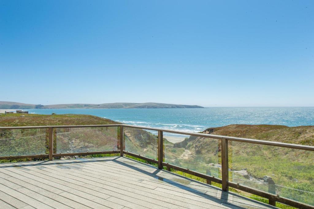 Tide Pool! PERFECT Location! AMAZING views! Short Walk to Beach! Hot ...
