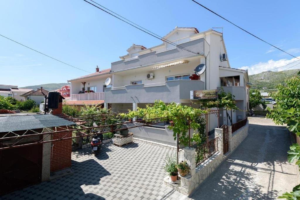 Apartment In Trogir With Terrace, Air Condition, Wifi, Washing Machine (4215-1) - Trogir