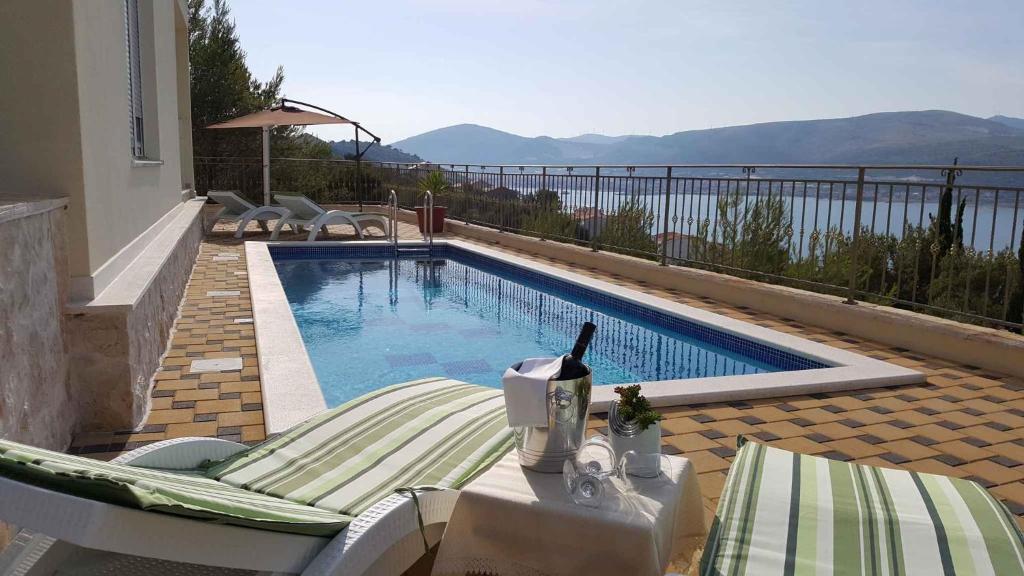 Casa Vacacional Con Piscina Y Aire Acondicionado - Trogir