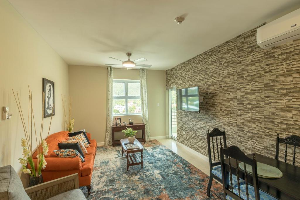 "Le Luxe" Penthouse 2 Br Condo W/ Ac, Wifi, Complimentary Netflix & 24/7 Sec - Kingston