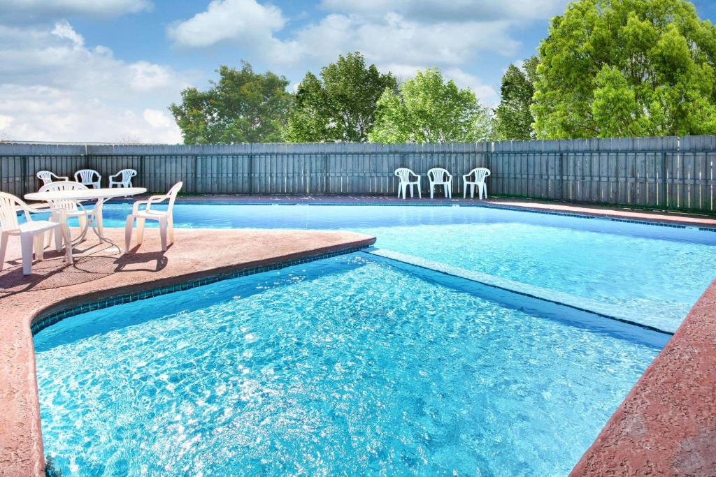 Days Inn by Wyndham Waco Near Downtown University, Waco (updated prices ...