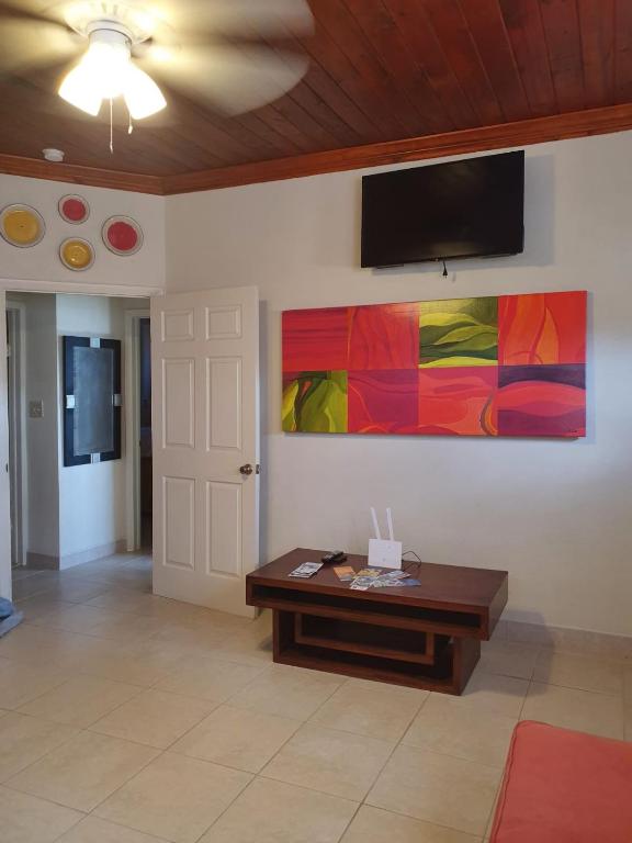 Fishtails Palms - Mahogany, Stuart Manor (updated prices 2025)