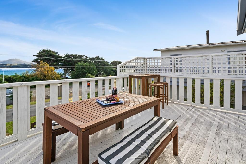 Lendale Bach - Lake Ferry Holiday Home, Pirinoa (updated prices 2025)