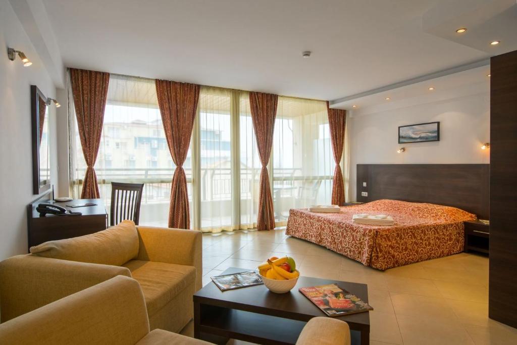 Spacious Studio with Balcony & Pool by the Marina, Balchik (updated ...