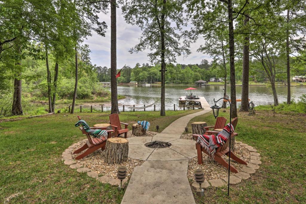 Lakefront Sparta Home Fire Pit, Dock and Kayak, Sparta (precios ...
