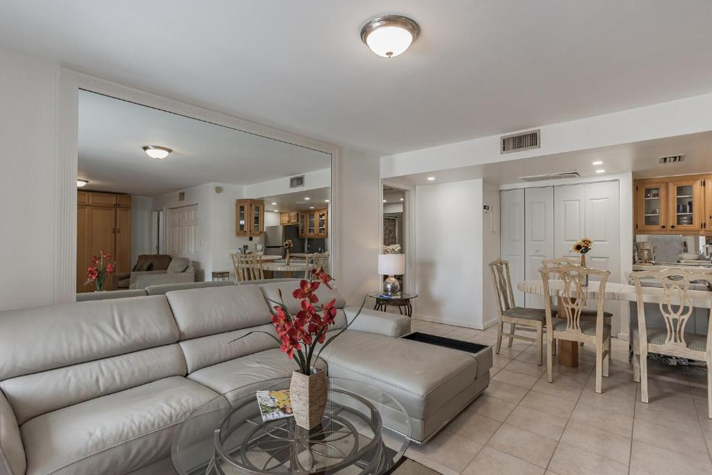 Cozy Condominium In Quiet Gated Community In Palm Beach Lakes Condo - West Palm Beach, FL