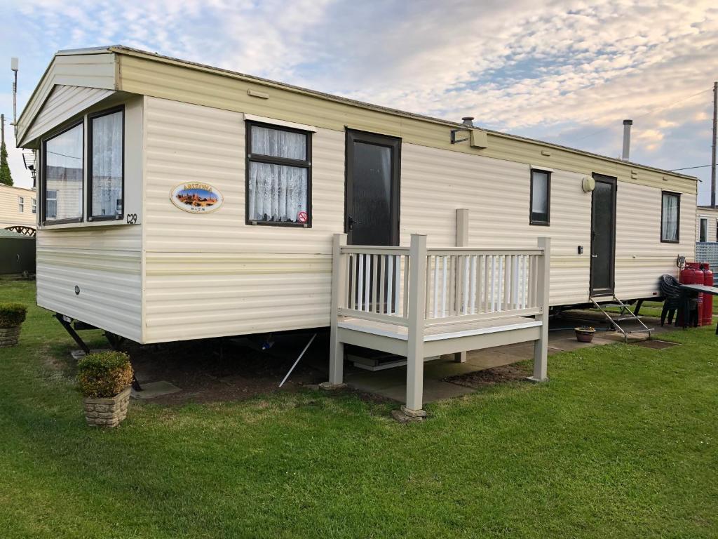 Norfolk Poppy Caravan - Sleeps 4 - WiFi and Sky TV Included, Bacton ...