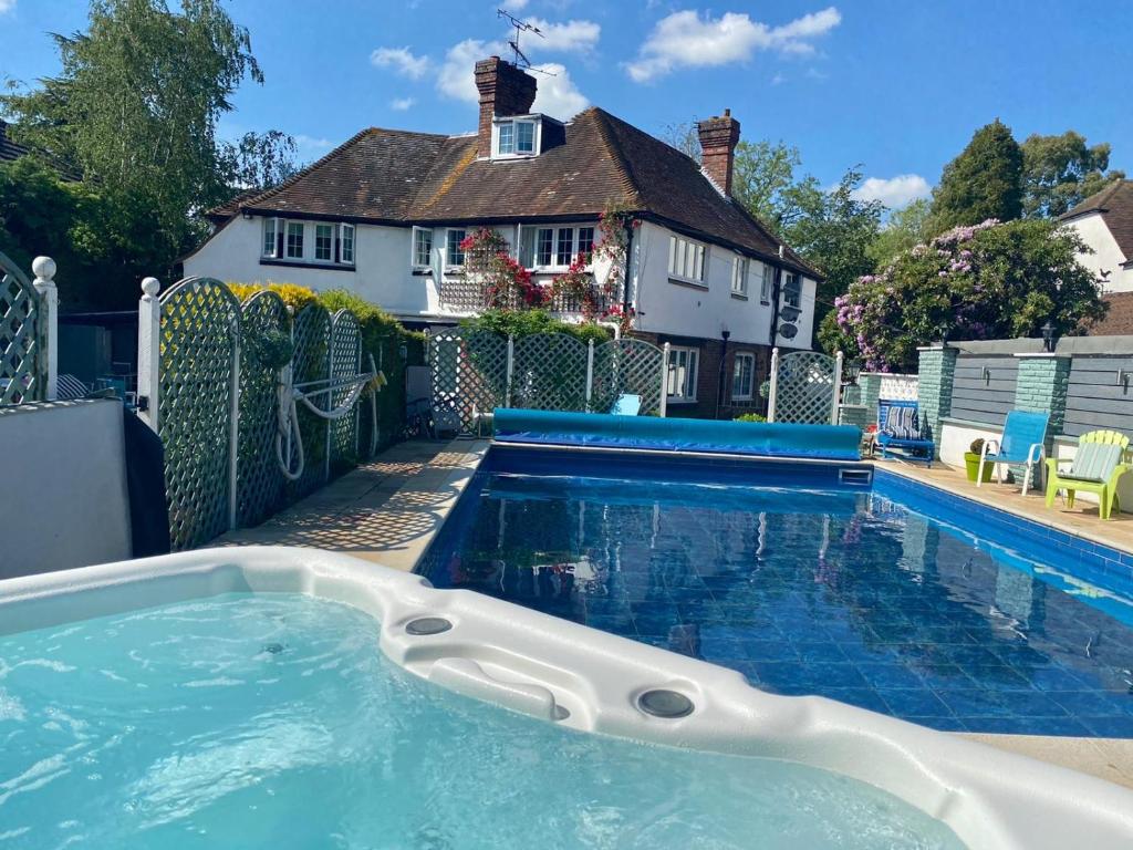 Hazelwick, Hookwood (updated prices 2026)