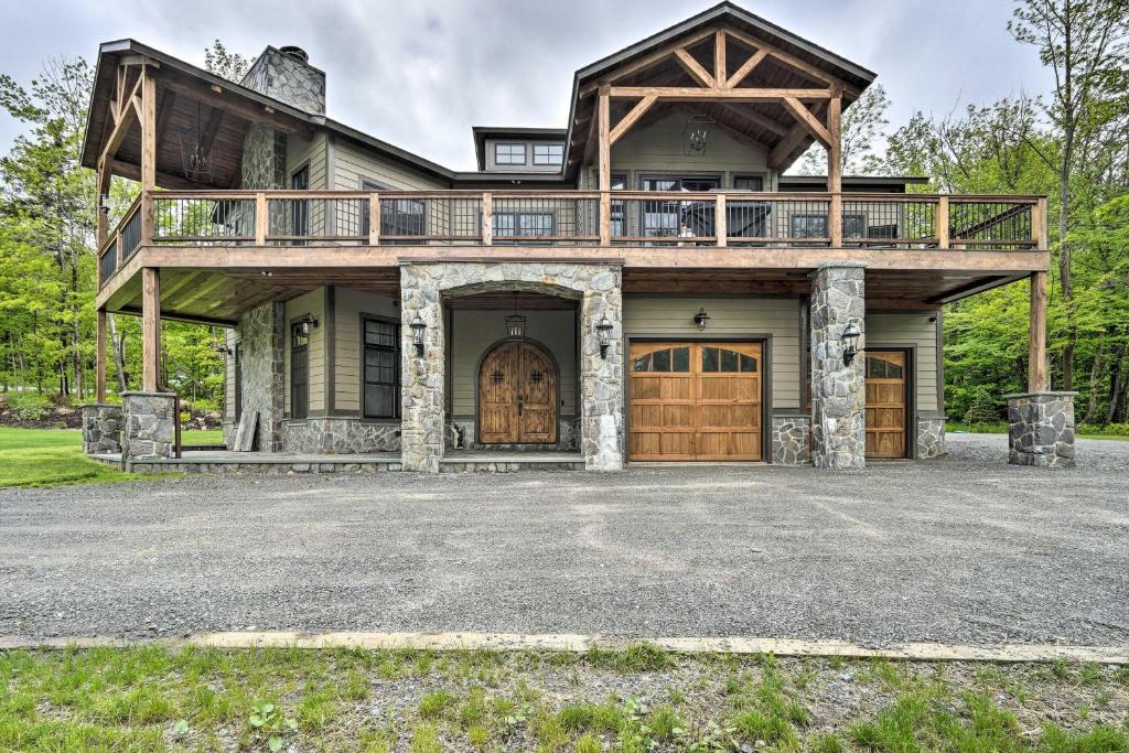 Elegant Mtn Chalet with Deck 1 Mi to Mt Snow!, Dover (updated prices 2026)
