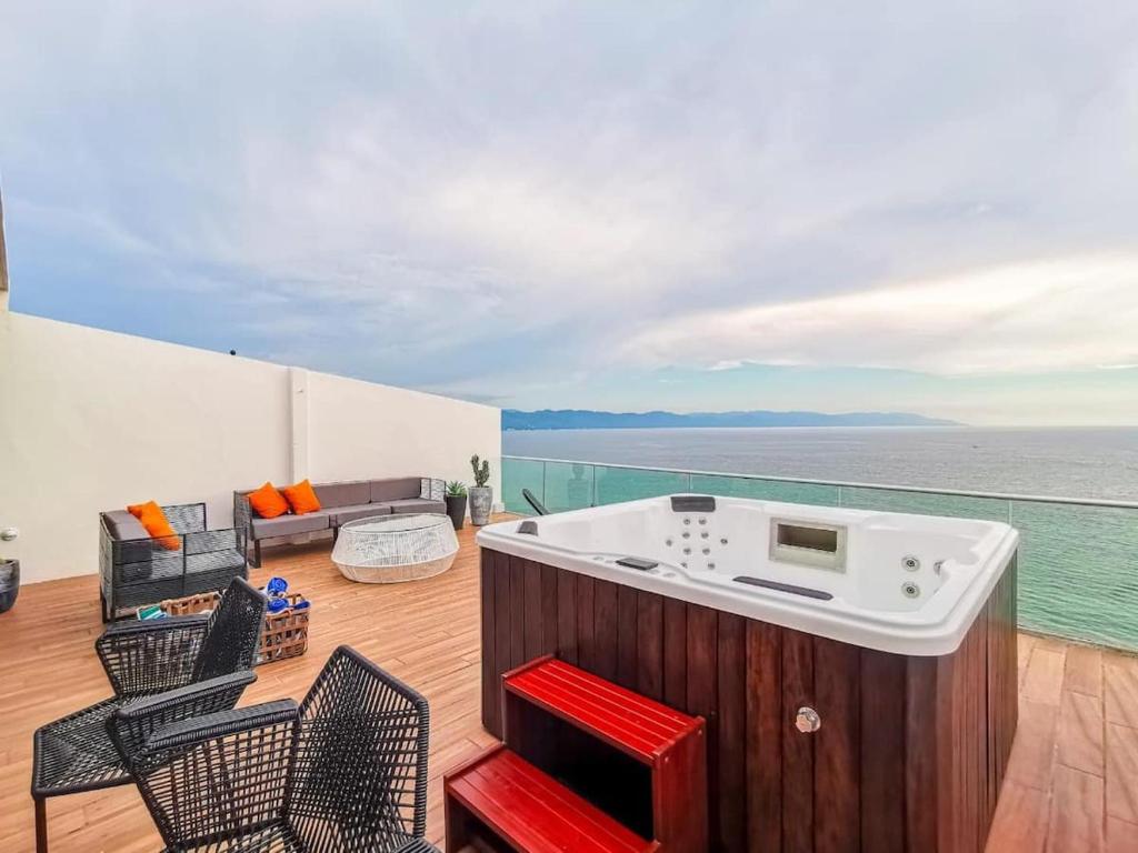 Icon Vallarta- PH rooftop with Jacuzzi!, Puerto Vallarta (updated ...
