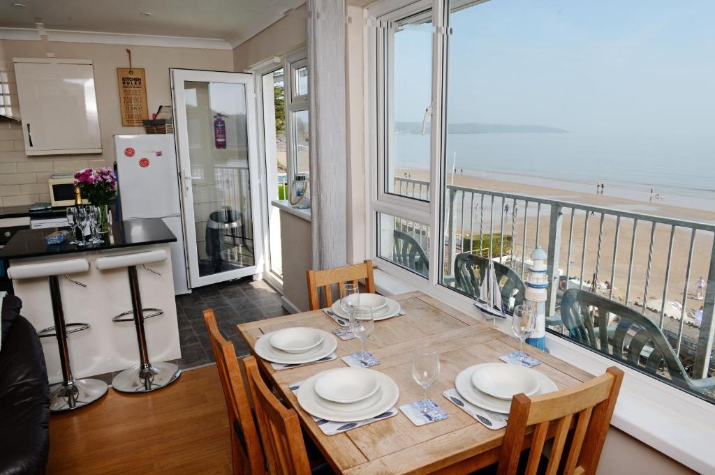 Sea Urchins Apartment - Sea Front Apartment With Views, Pet Friendly - Saundersfoot