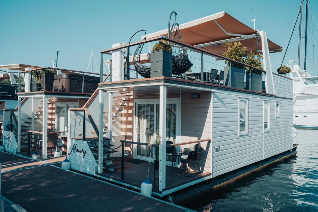 floating house Memory - SuiteTrails