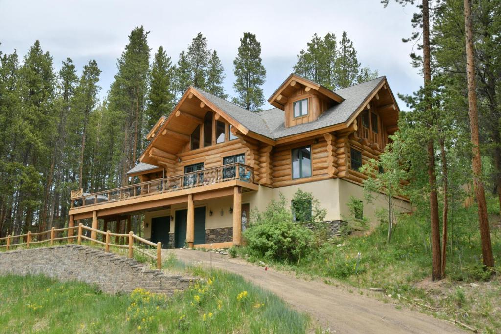 Luxury Mountain Log Home Kitchens