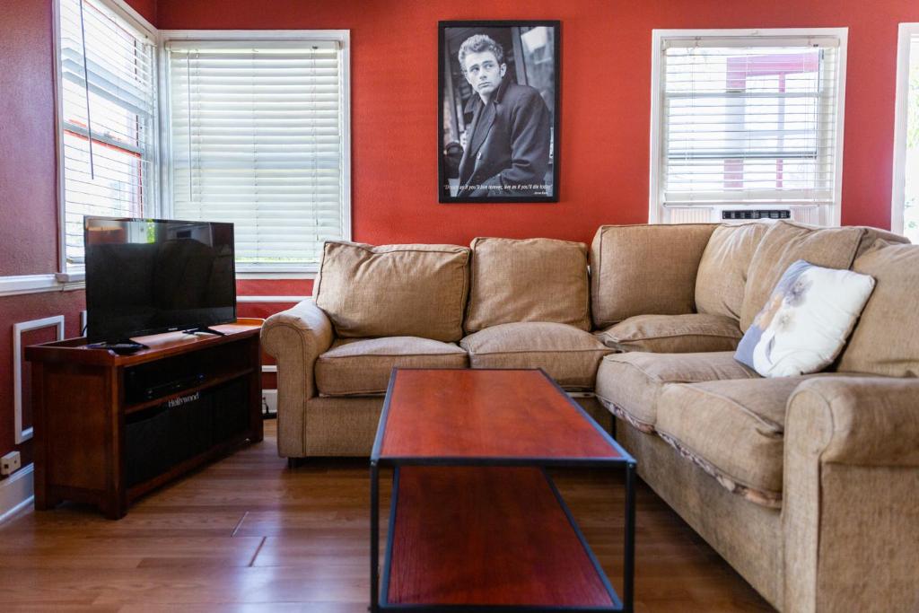 Hollywood Hills Suites - Beverly Hills, CA