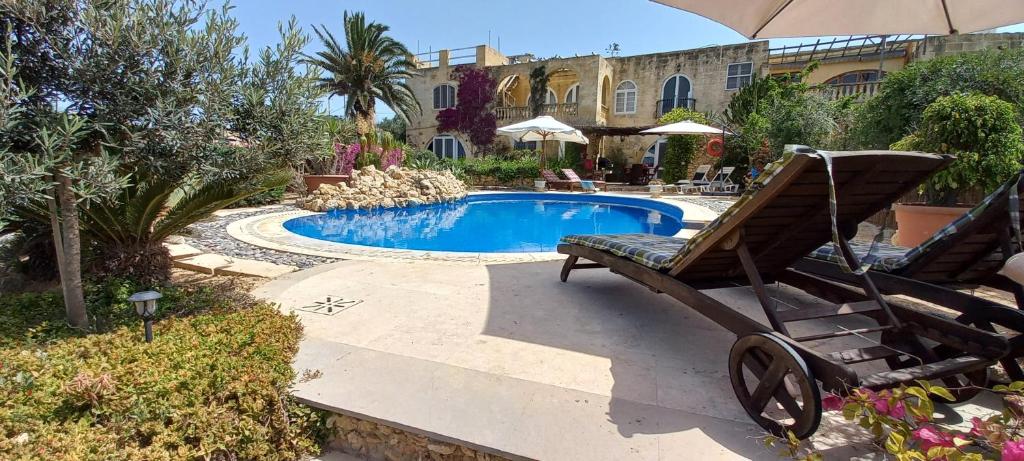 Dar Ta' Xmun - idyllic farmhouse with pool, garden, seaview & sunset ...