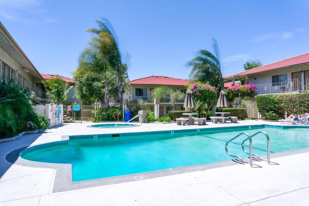 California Suites Hotel, San Diego (updated prices 2025)