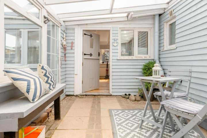 Dog friendly beachside cottage 2 mins to beach with hot tub, Lessingham ...