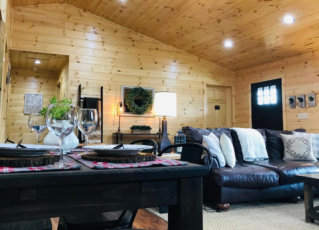 New Cabin With Stunning Views, Sleeps 6! - Stanley, VA
