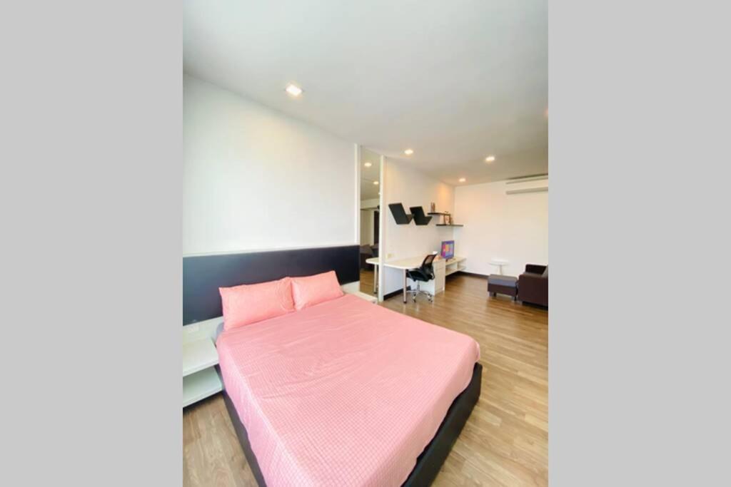 Landmark Residence 2, High Floor with Nice View, Free Parking, TVbox ...