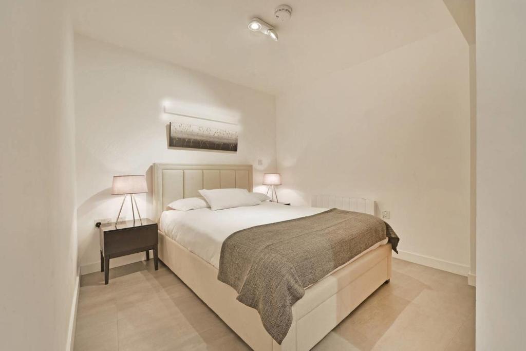 1st Floor 2br Apartment In Soho - London